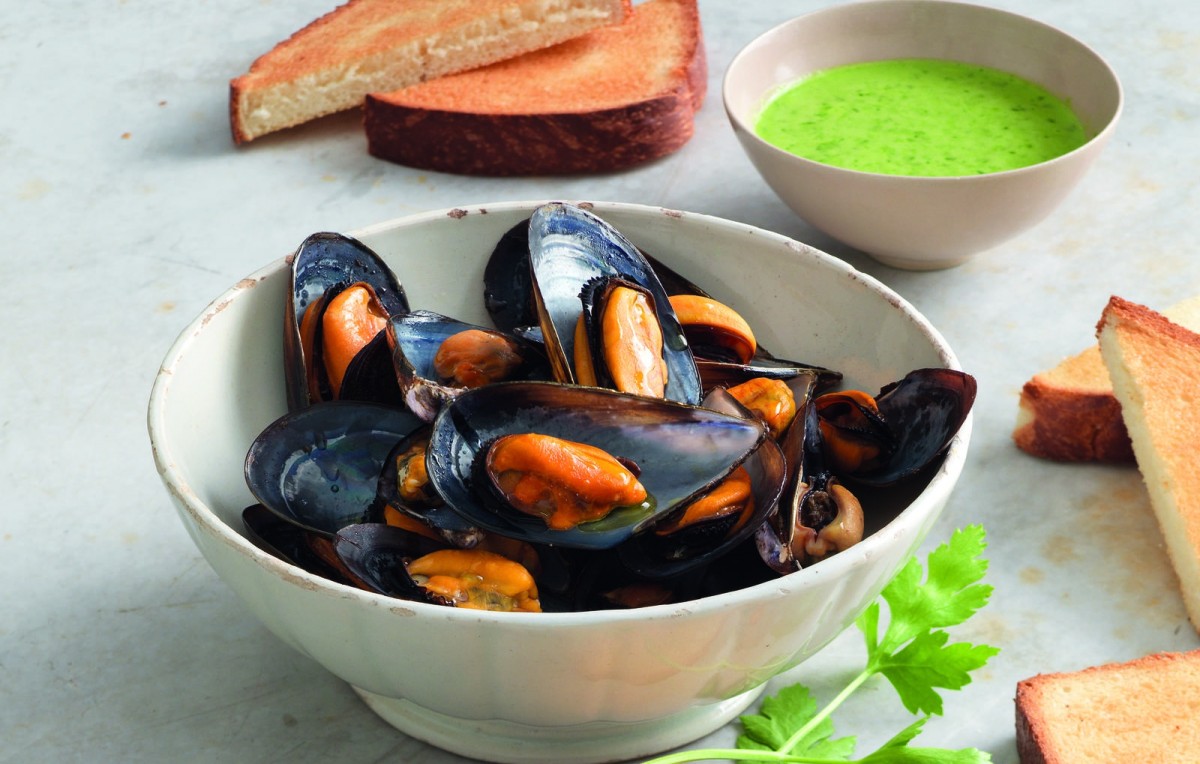Mediterranean-Style Mussels Recipe - La Cucina Italiana