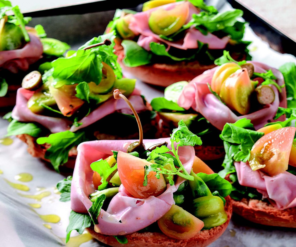 Friselle with Arugula and Mortadella Recipe - La Cucina Italiana