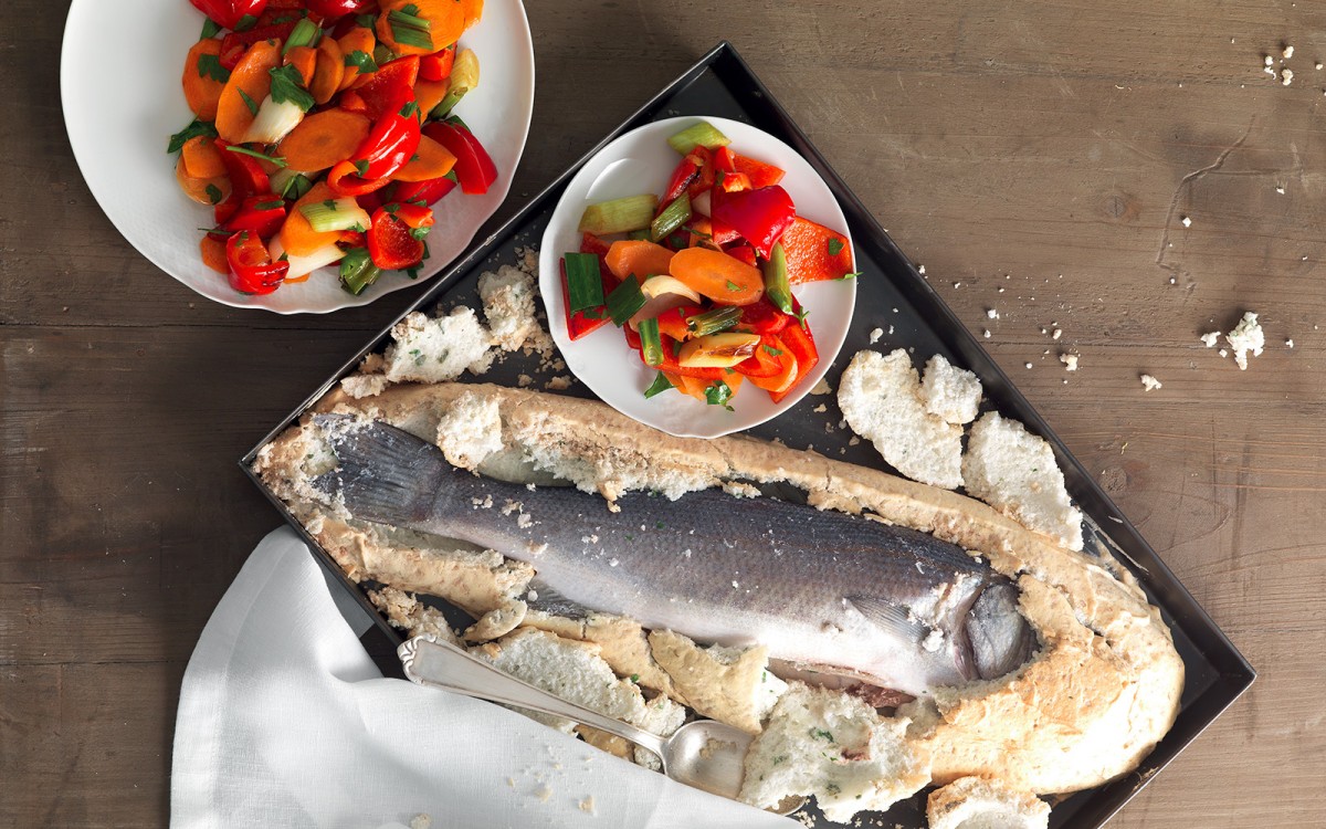 Salt-crusted sea bass, simple and good Recipe - La Cucina Italiana
