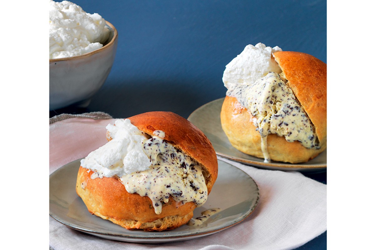 Sweet Mint Buns with Chocolate Coconut Ice Cream Recipe - La Cucina ...