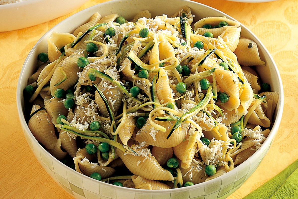 Shells With Peas and Raw Zucchini Recipe - La Cucina Italiana