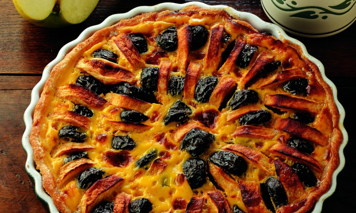 Apple and Plums Flan Recipe - La Cucina Italiana