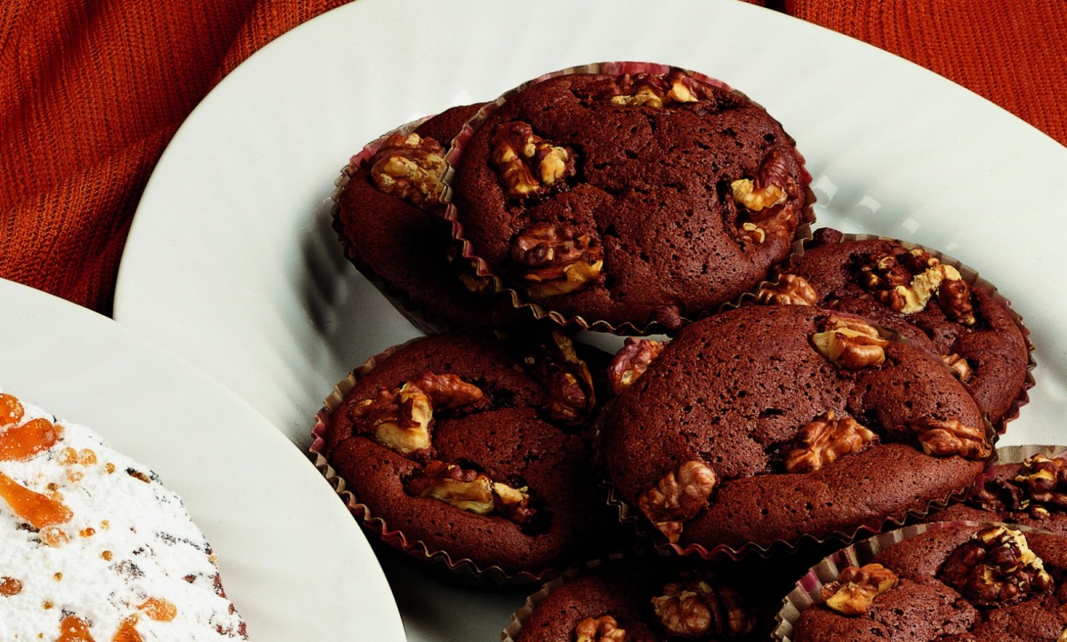 Mini-Cakes with Walnuts and Chocolate Recipe - La Cucina Italiana