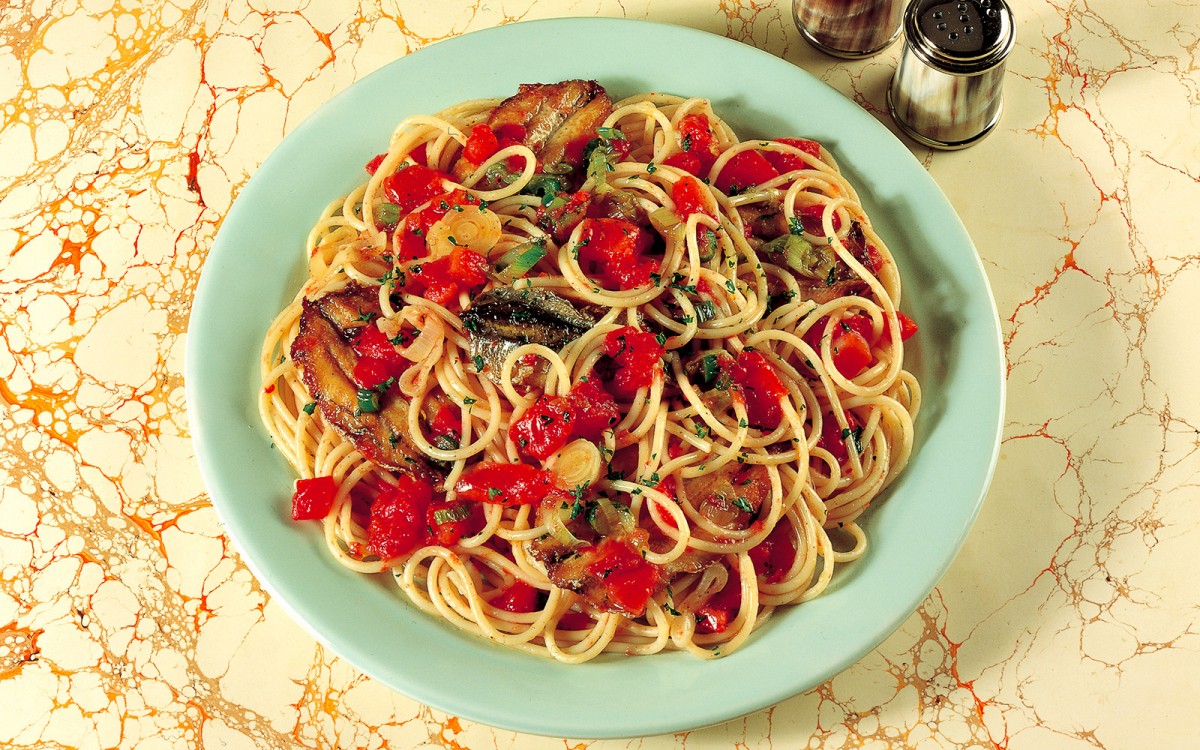 Spaghetti With Anchovies and Spring Onion Recipe - La Cucina Italiana