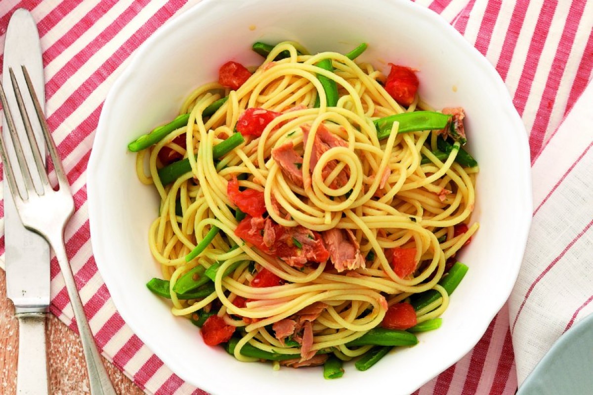 Quick & Easy Spaghetti With Green Beans, Tomato, and Tuna Recipe - La ...